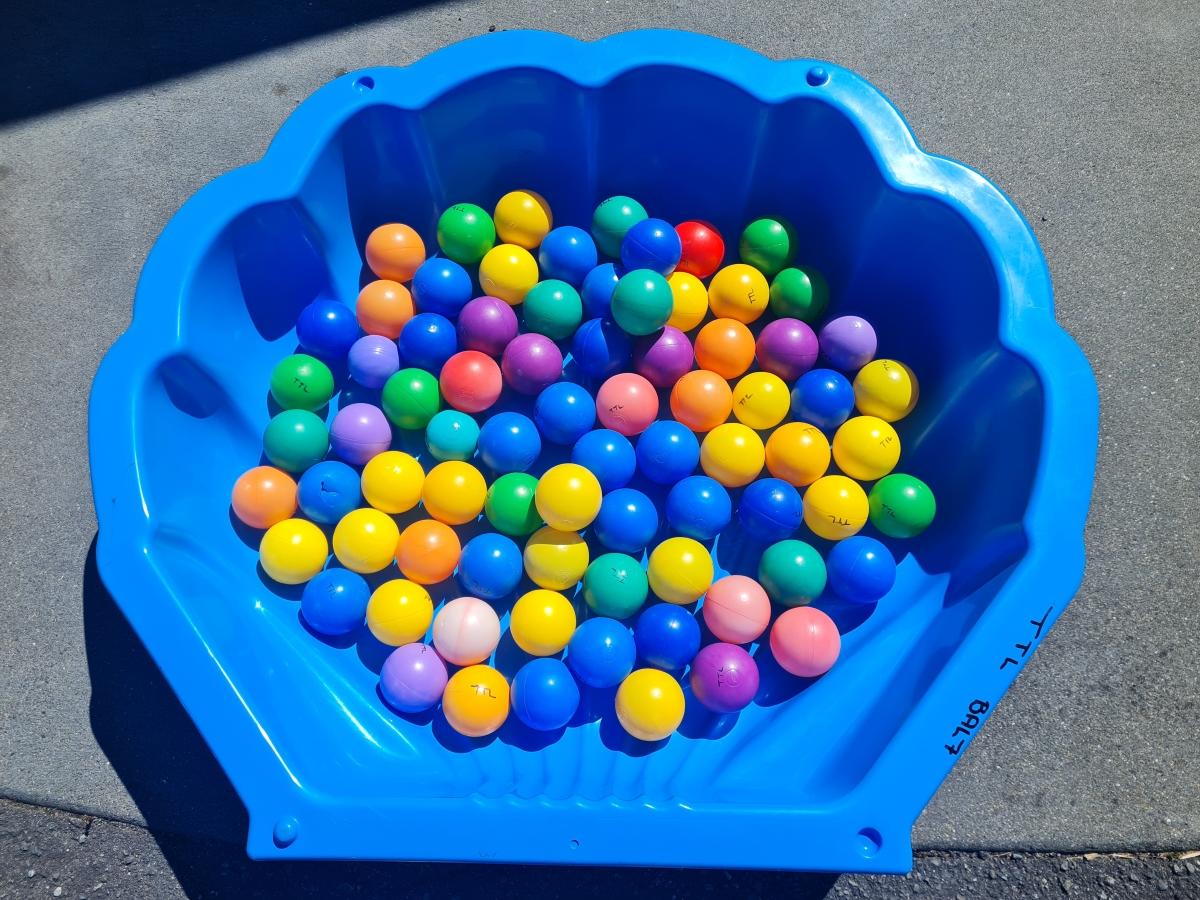 Clam shell ball pit with 80 balls